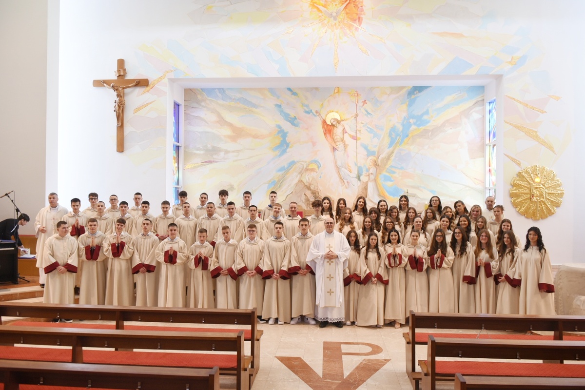 FOTO: Krizma u župi sv. Mateja - Pogled.ba