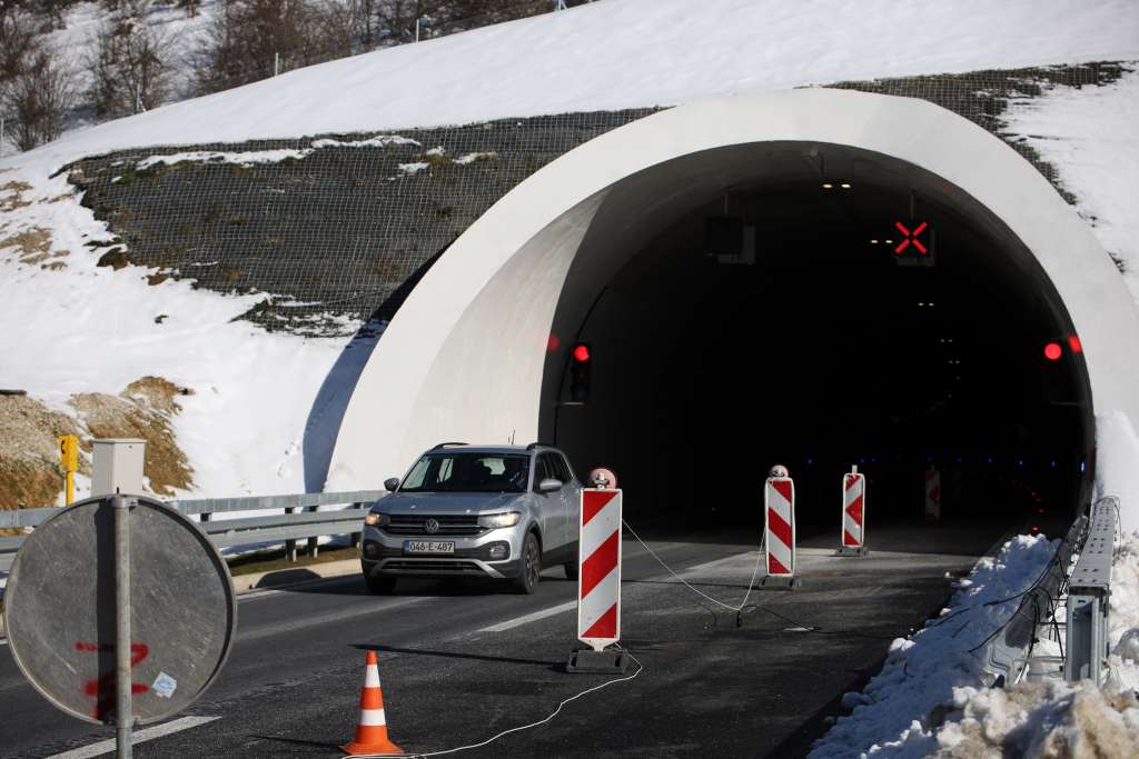 Pojačan promet vozila na većini magistralnih cesta u BiH - Pogled.ba